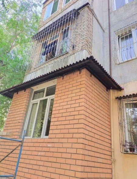Устанавливаем козырьки и бельевые ролики