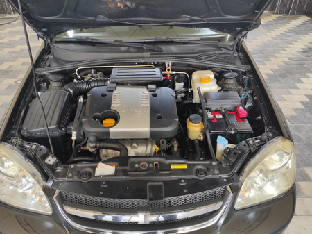 Lacetti 1.8 sotiladi