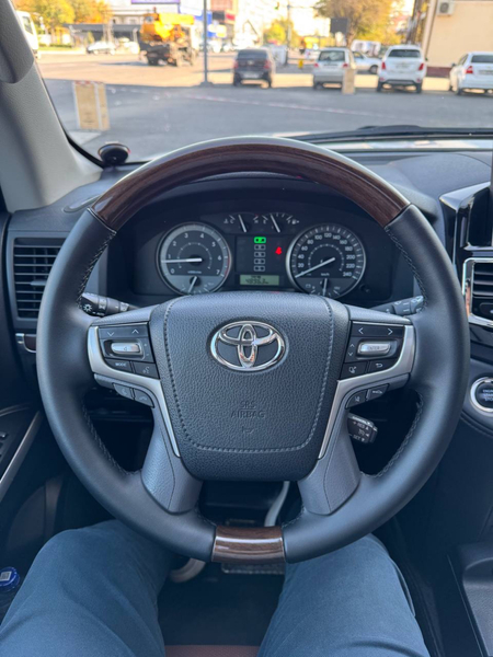 Продается автомобиль Toyota Land Cruiser 200