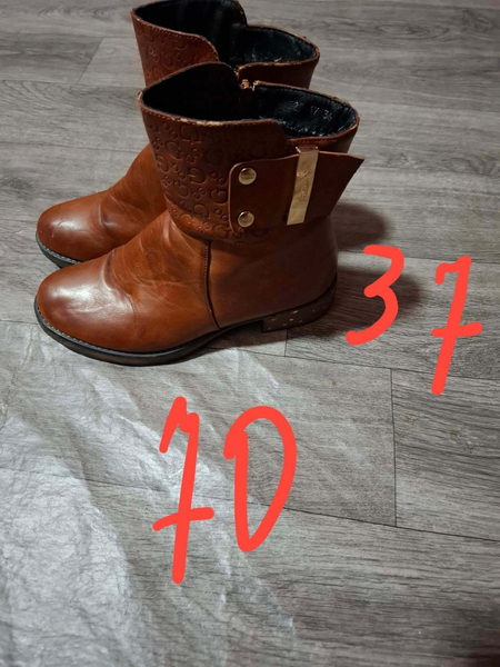 Ayollar oyoq kiyimi sotiladi