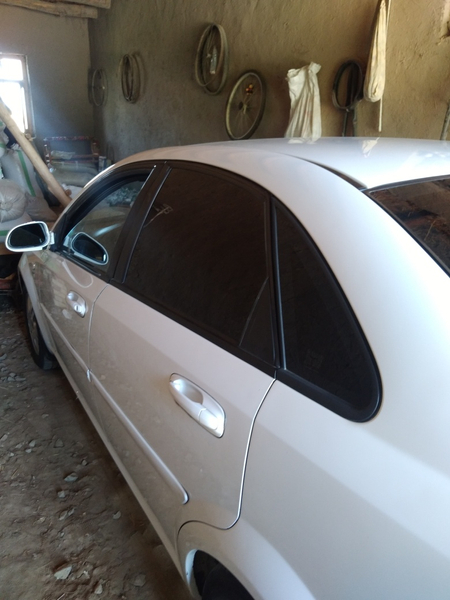 Lasetti 1.8 sotiladi