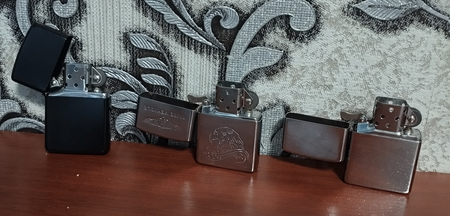Продаются сувениры.