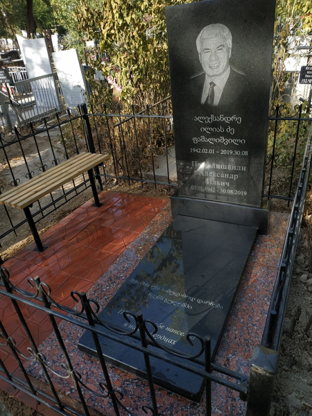 Памятники из мрамора и гранита. Уход за могилами. Доступные цены