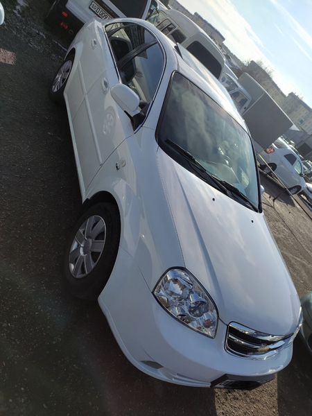 Chevrolet Lacetti 1,8 sotiladi holati yahshi ozimmizzi moshina
