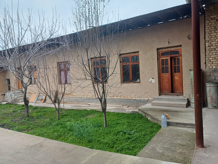 uchaska stiladi 10 sotix 5 stotxdan bolib sotiladi