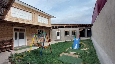 Yo`l yuzida 8.6 sotik uy, yer hisobida sotiladi!