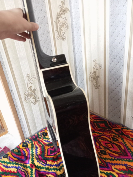 Gitara soltiladi akustik