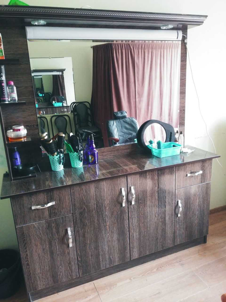 Salon uchun oynali shkaf