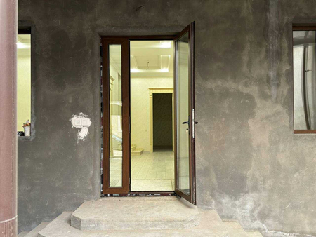 Yangi qurilgan katej 6 xona 2 etaj dom uchastka hovli