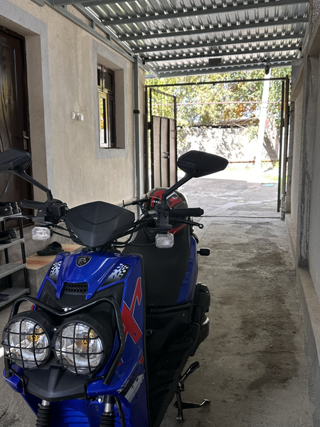 150kub moto sotiladi xolati yaxshi ishi yoʻq tezligi 110km rasxodi2:3L