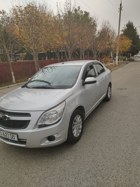 Kobalt rusumli avtomobil sotiladi