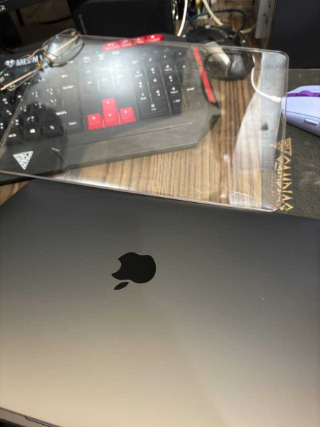 Macbook Pro M2 silver 13 dyum full sotiladi. Holati ideal Obmen bor
