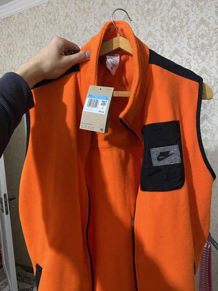 Продам жилетку от Nike original, прекрасного апельсинового цвета