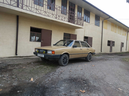 Продаю автомобиль audi 80 b2 1981  года выпуска