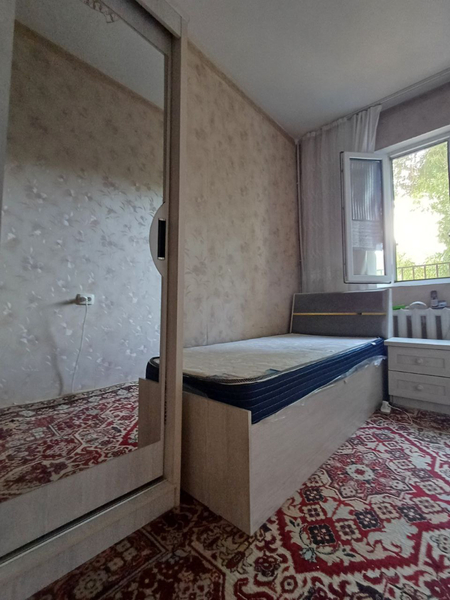Продается кровать тумбочка и шкаф