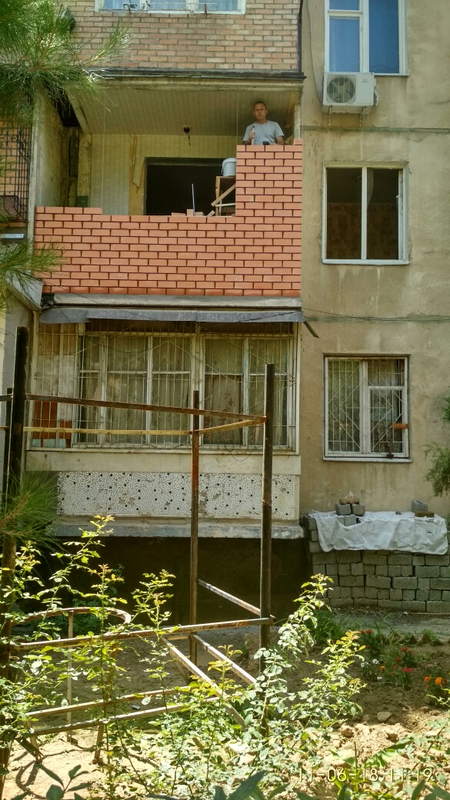 Кладка кирпича на балконе
