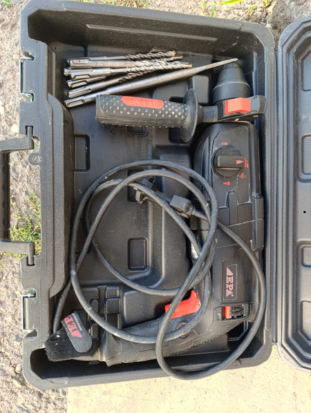 Продам Перфоратор EPA 850 W