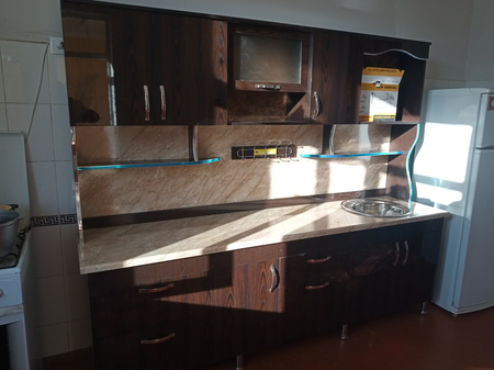 Kuhinni mebel laminat akril