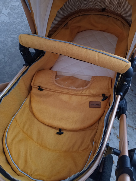 Детская коляска Luxmom 2 в 1 жёлтого цвета.