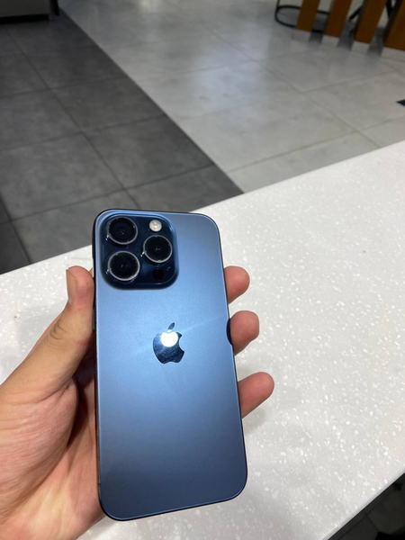 Iphone 15 pro blue