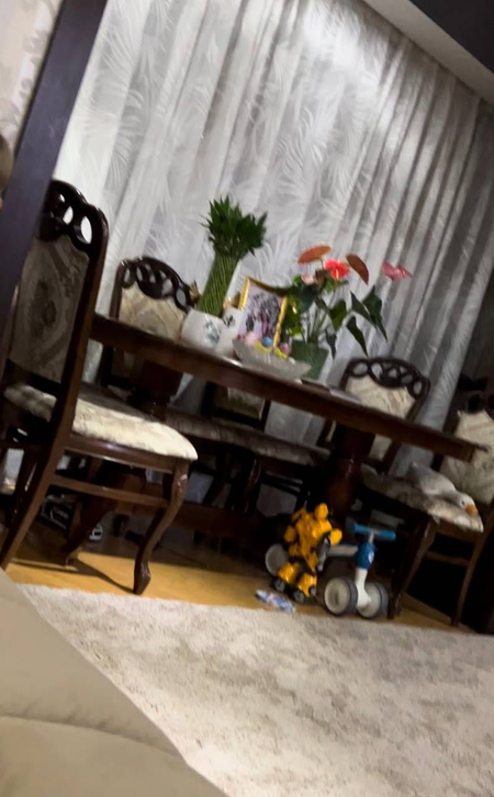 Стол со стульями для гостиной