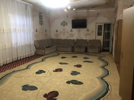 Продаётся дом возле горкома, иниерната и стадиона. Ул мехнатобод д. 1