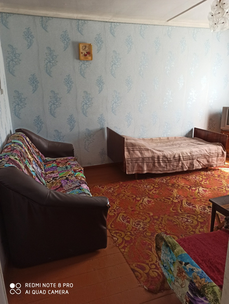 Продам спутник3 2ком 1этаж 2этажки среднее состояние с огородом