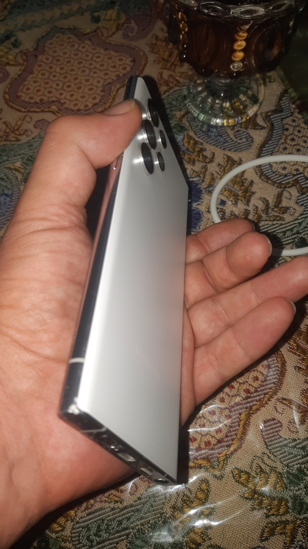 Samsung s22 ultra. Экран с трещиной. Все остальное в идеале.