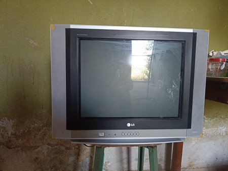 Televizor sotiladi