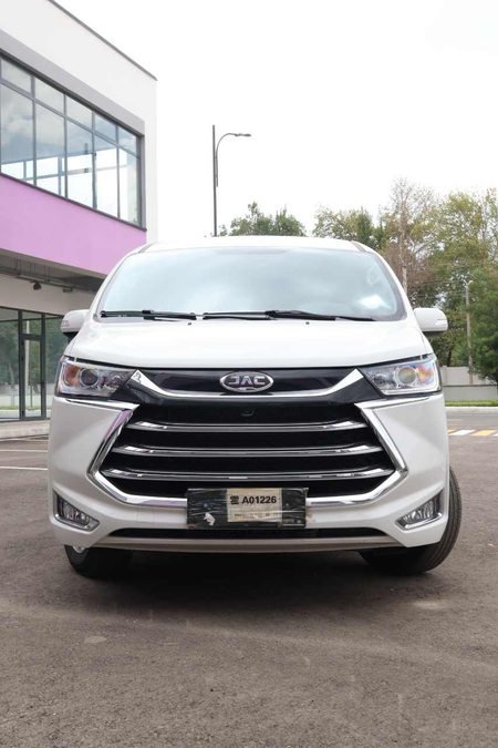 JAC M4 mikroavtobus