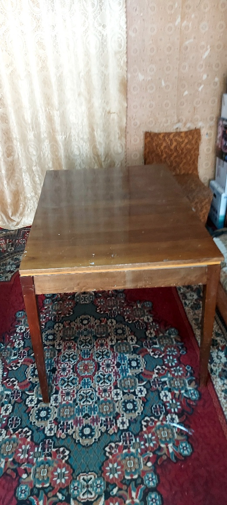 Продам обеденный стол.