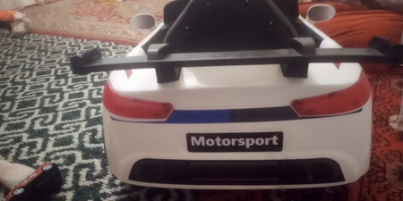 kichkina BMW moshina yengi