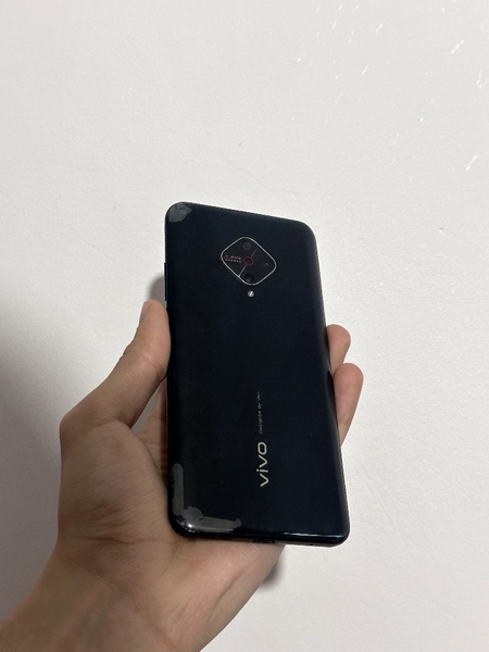 Vivo v17 holati ortacha sal qrlgan joyi bor