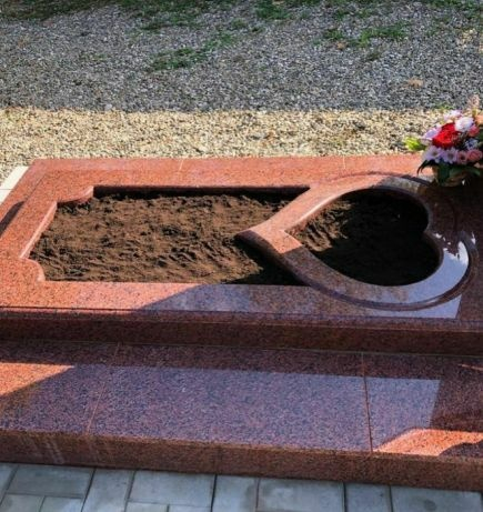 Памятники в комбинации красного и чёрного гранита