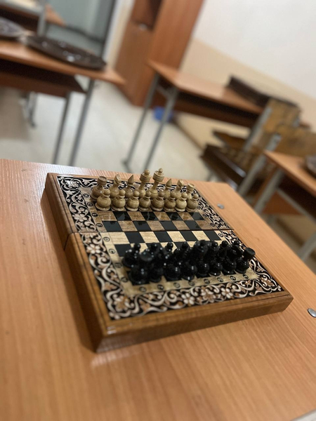 Shaxmatlar yong'oq daraxtidan