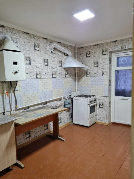 1 комн., с лоджией 2 на 6 м., 2 этаж, 45 кв.м.. кирпич.