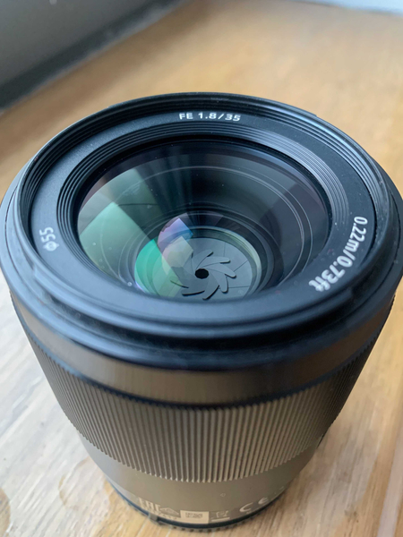 объектив Sony FE 35mm f/1.8