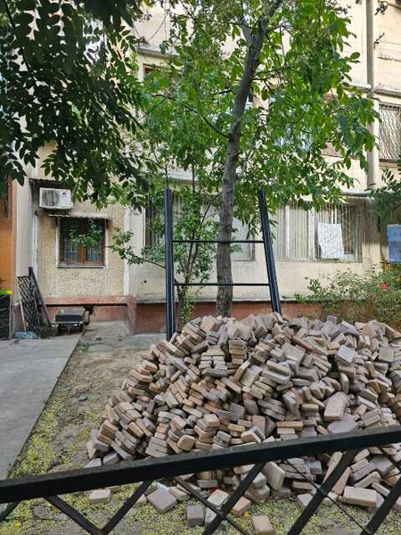 Срочно! 4-х комн.Куйлюк массив-5.в доль дороги под магазин