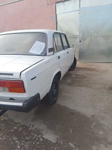 Vaz 2105 sotiladi