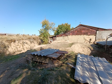 Продаётся участок в чирчике 4 соток 2 ком Тройцки оринтир дом отдыха