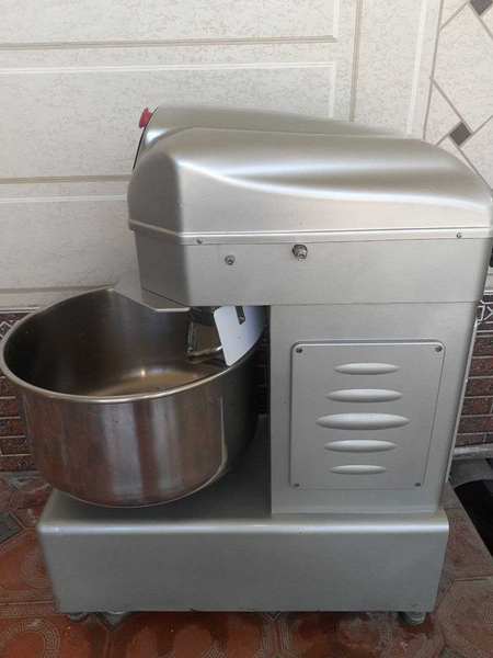 Konditer asbob uskunalari sotiladi.