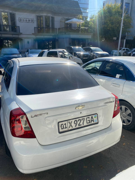 Lacetti 1.8 sotiladi