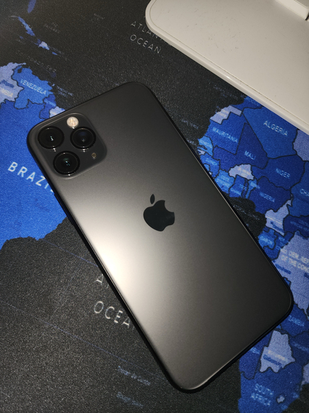 Iphone 11 pro ideal aybi yoq tel ochilmagan hamma joyi radnoy