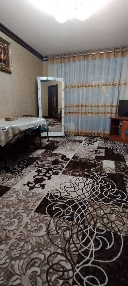 Квартира сотилади, 3 этажли домда
