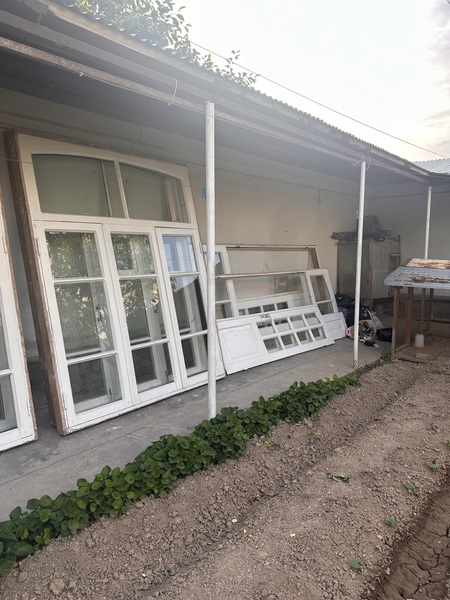 Eshik va romlar oinalari bilan