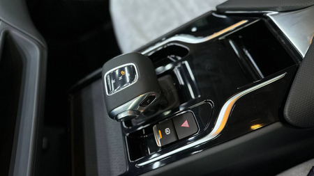 HongQi E-Qm5  English monitor 5.500$ bilan chiqadi