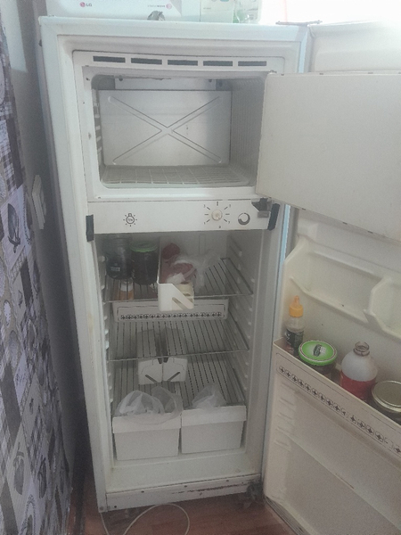 Продаётся холодильник и стол