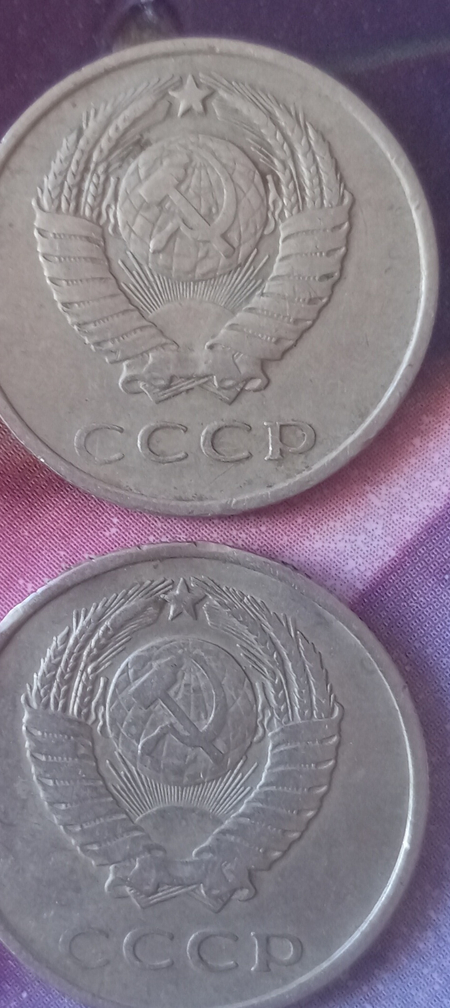 Одна из манет, заводским браком, в одной из манет есть лишная ось.