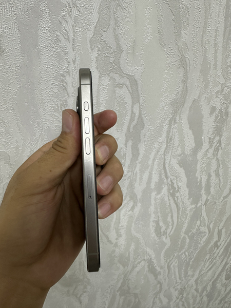 Iphone 15 pro natural titanium