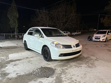 Nissan tiida srochna sotiladi